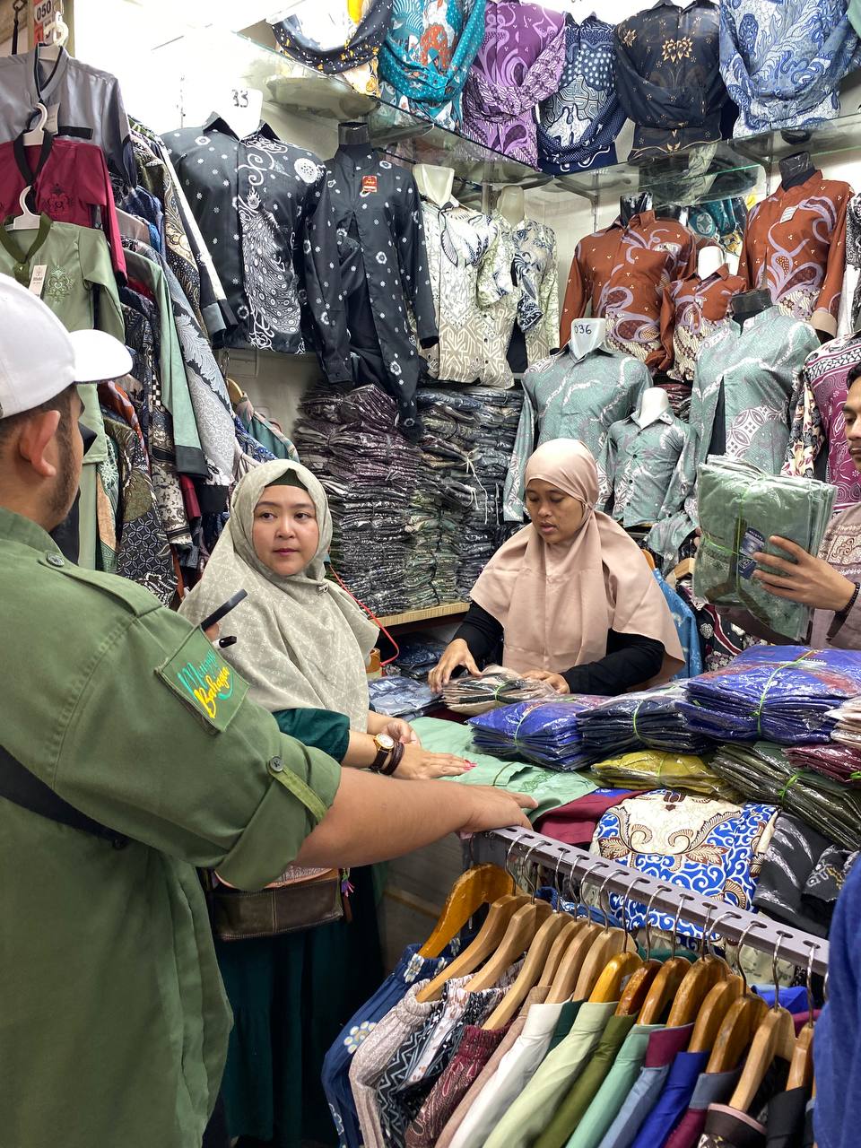 Tim Masjid Muslim Billionaire Borong Baju Lebaran di Tanah Abang untuk ...